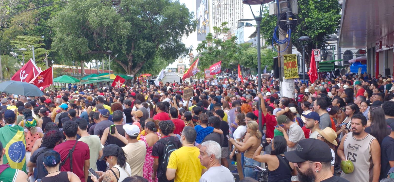 Protesto em Manaus defende a democracia e exige "sem anistia e sem ...
